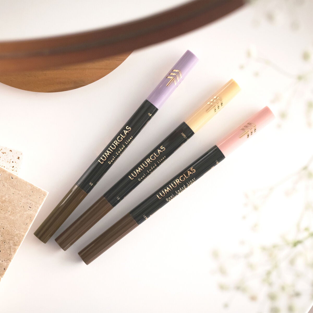 【公式】lumiurglas On Lips 「q デュアルエンドライナーに使用しているラメは、シルバーとゴールドどちらでしょう?💎