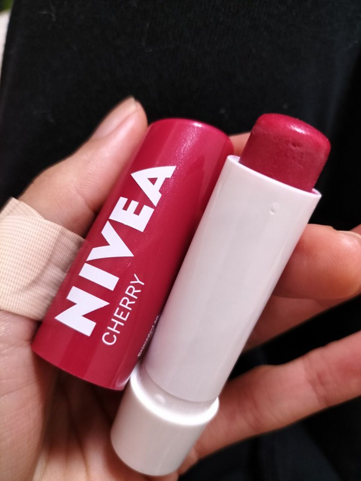 Nivea海外のリップケア・リップクリーム ニベア リップケアシャイン チェリー他、2商品を使った口コミ 韓国ニベアリップ 基本的にどれ