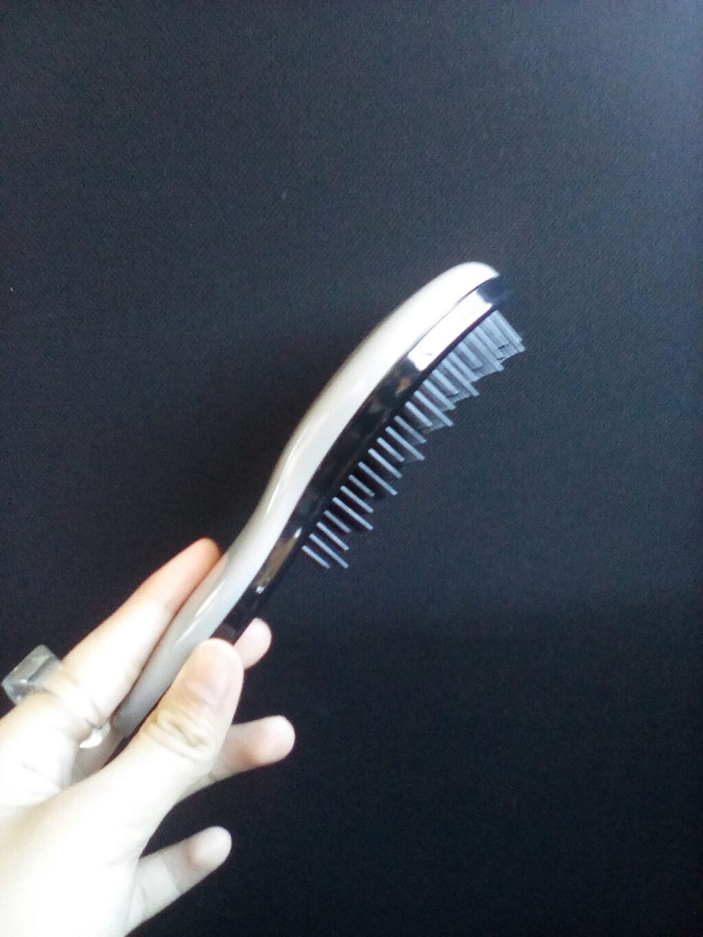 立体ヘアブラシ(コンパクト)|daisoの口コミ 皆さんこんにちは! 今回は、daisoの立体形ヘアブラシを紹介します! By 白 黒