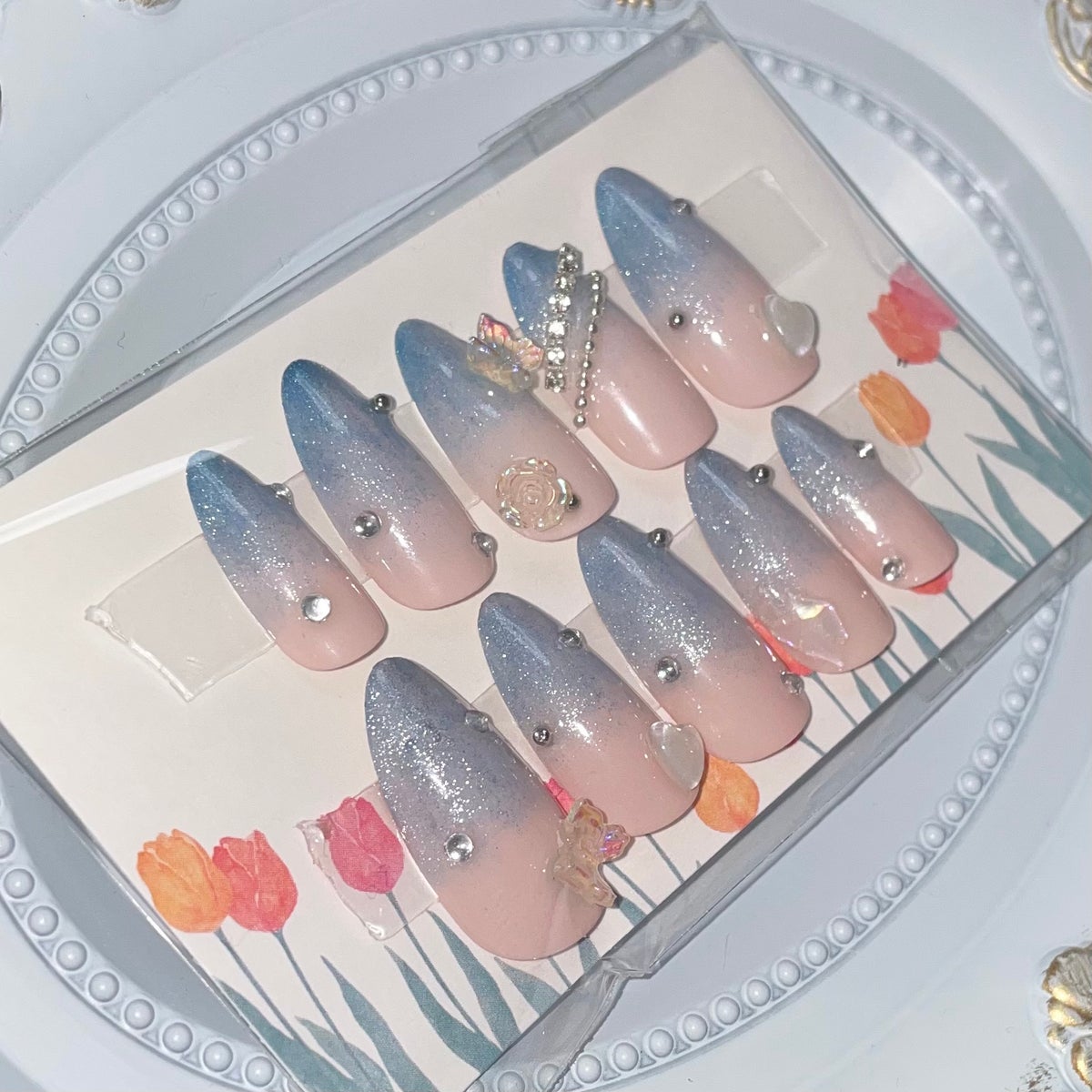 セリア・キャンドゥ・nailtown・daisoのマニキュアを使った口コミ ワンホンネイル⭐️ 薄いピンクに青のマグネットネイルで