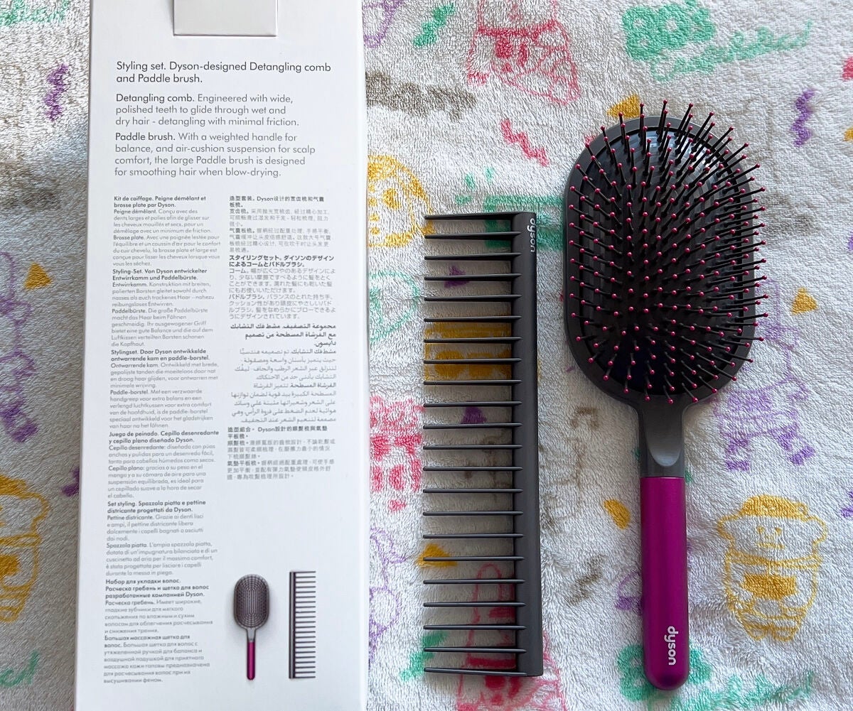 Dysonのスタイリング パドルブラシ&コームニッケルブラックを使った口コミ ダイソンのヘアブラシです。 コームとパドルブラシ