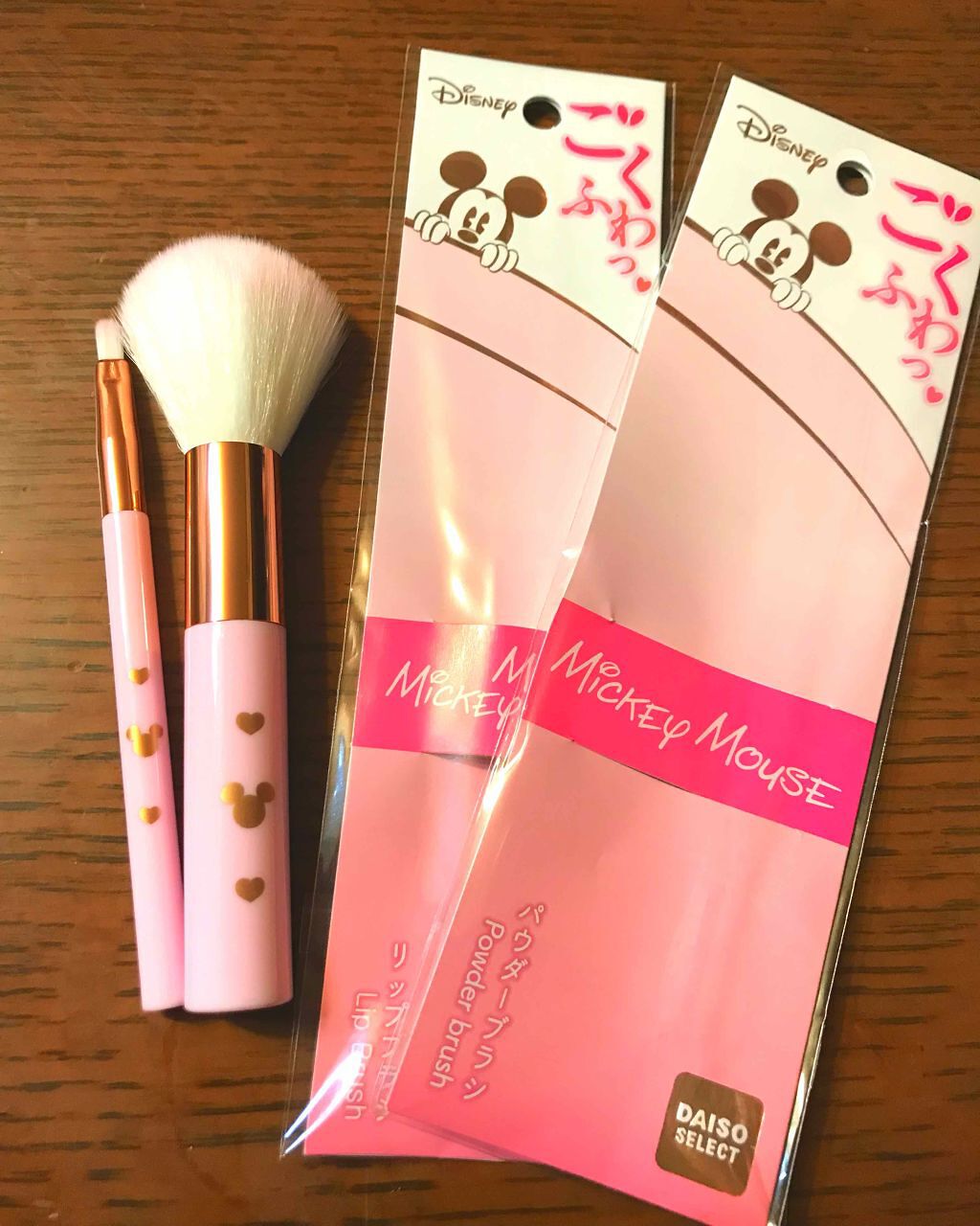 ごくふわっ ミッキーブラシ|daisoの口コミ 超優秀!100均で買えるおすすめメイクブラシ!【ダイソー】 ごくふわ リップブラシ ピンク