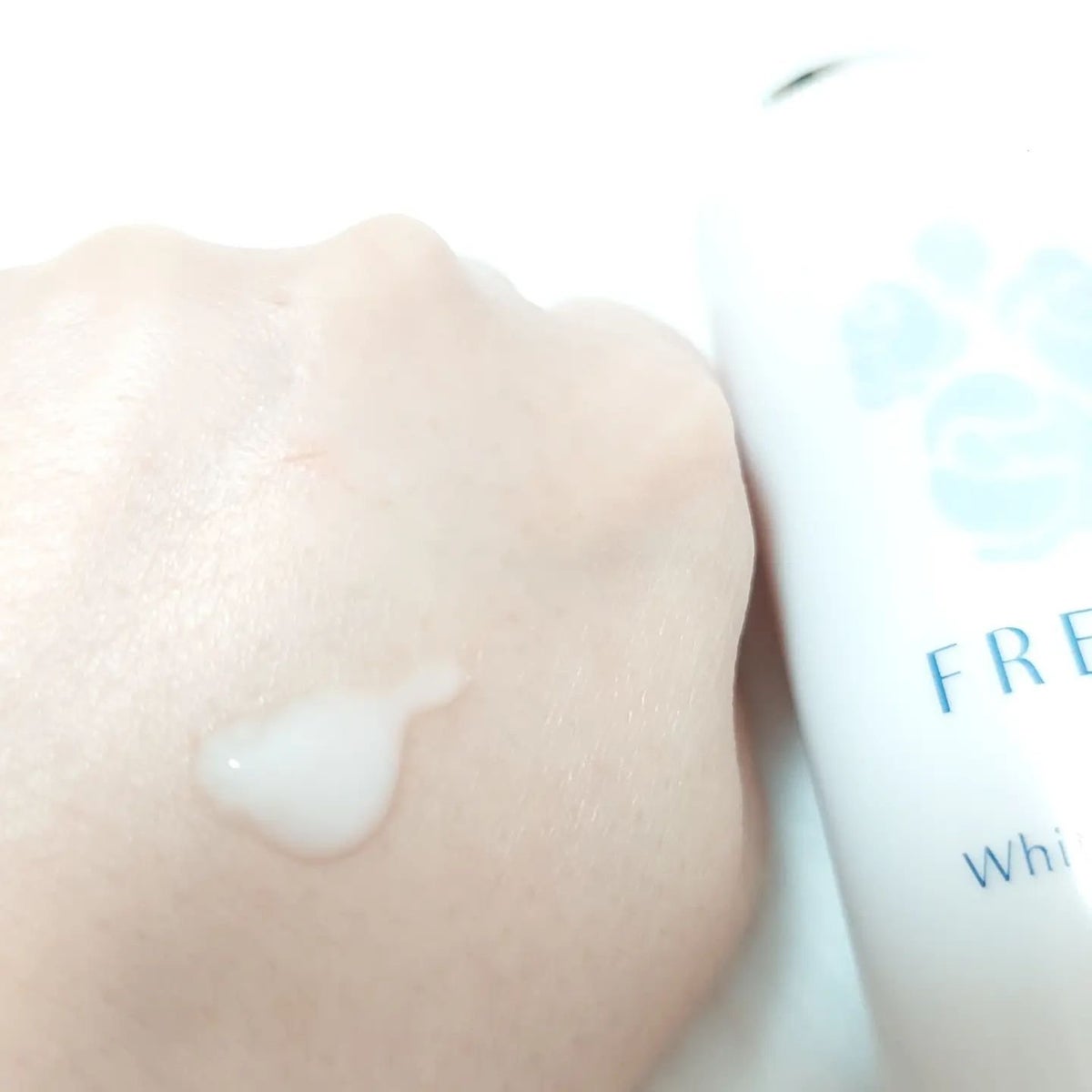 フリーリア 薬用美白フェイスクリアe|コープの口コミ エイジングケアにおすすめの化粧水!【 Freelia 】 コープ ナリス化粧品から