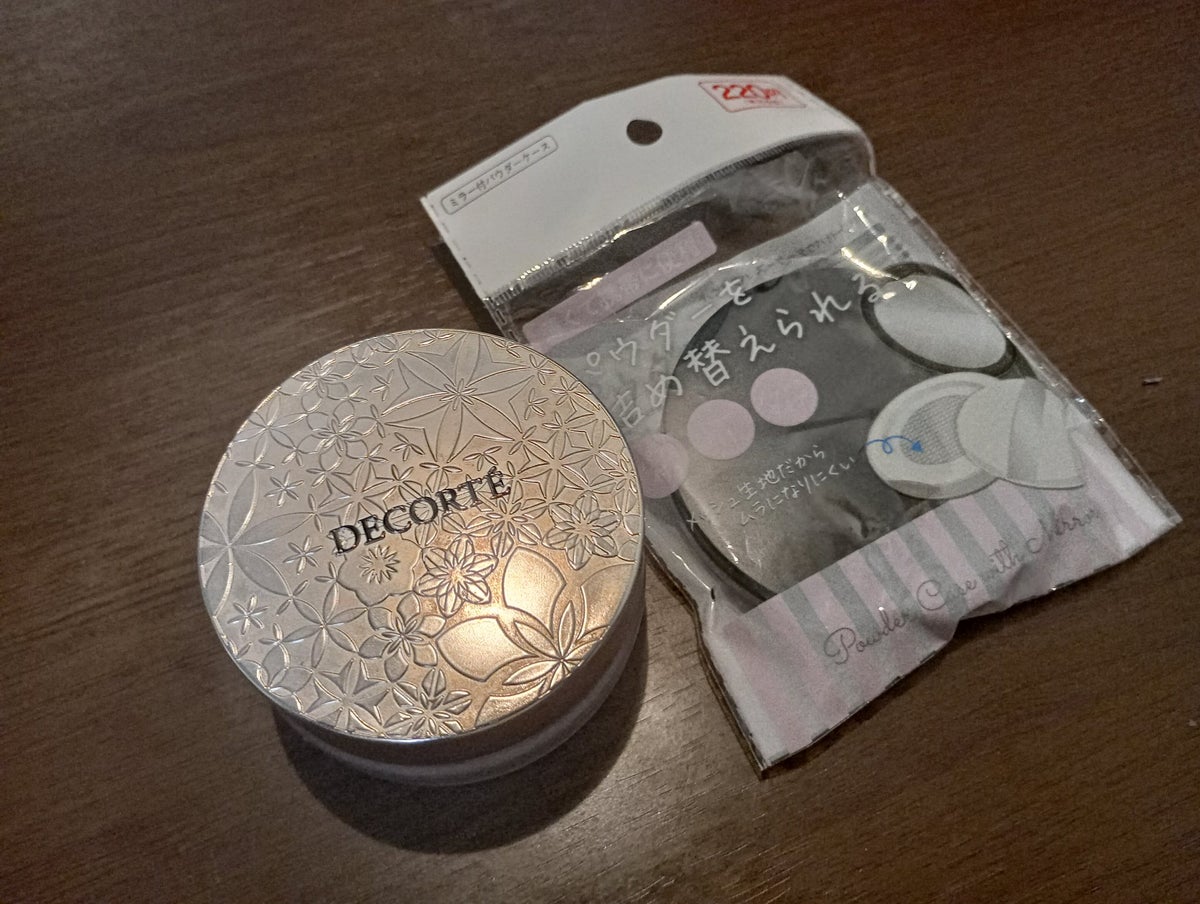 ミラー付きパウダーケース|daisoの使い方を徹底解説 超優秀!100均で買えるおすすめ化粧小物!愛用しているルースパウダーを持ち運びたい