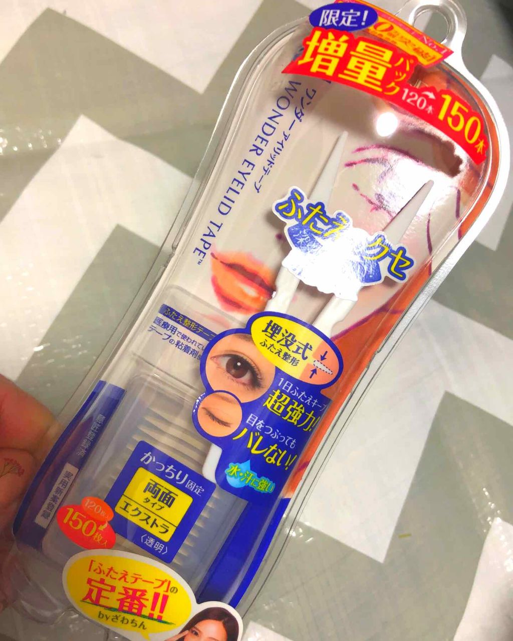 ワンダーアイリッドテープ Extra|d Upの口コミ ステックが上手く使えず普通に指で端を一点押さえて目尻に引っ張るように貼り付けました