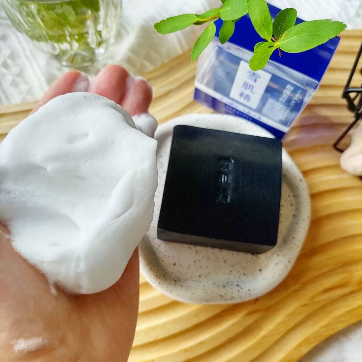 エッセンス ソープ|雪肌精の口コミ 黒い石けんで、泡立てると白いへたらないしっかりした泡ができます。 By 夢川るり子普通肌40代後半