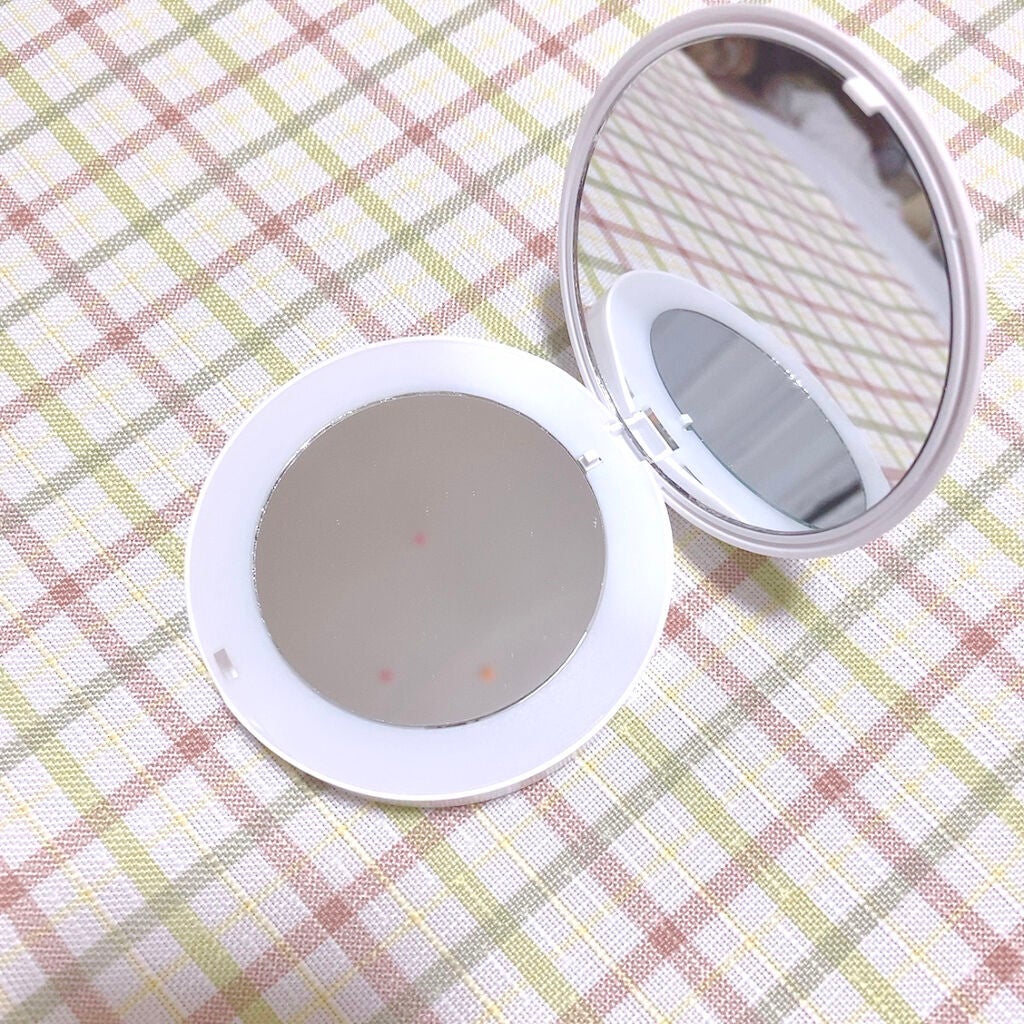 ライトコンパクトミラー|セリアの口コミ 超優秀!100均で買えるおすすめ化粧小物!lipsで見て気になっていたセリアのライトコンパクト