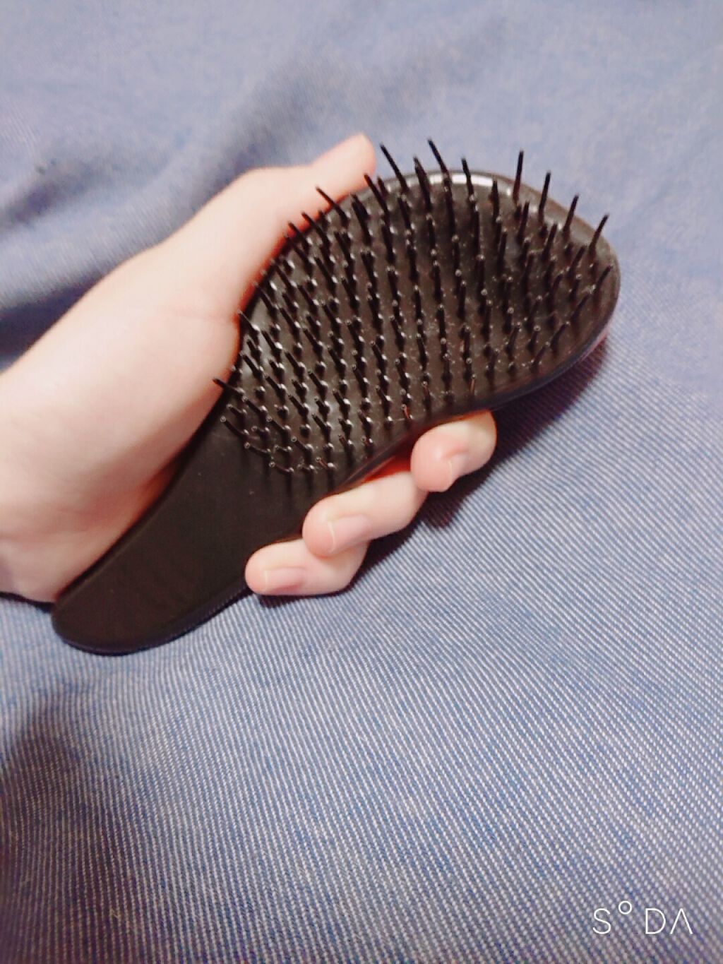 立体ヘアブラシ(コンパクト)|daisoの口コミ 超優秀!100均で買えるおすすめヘアブラシ!通常のくしなら、通すだけで髪の毛をブチブチ