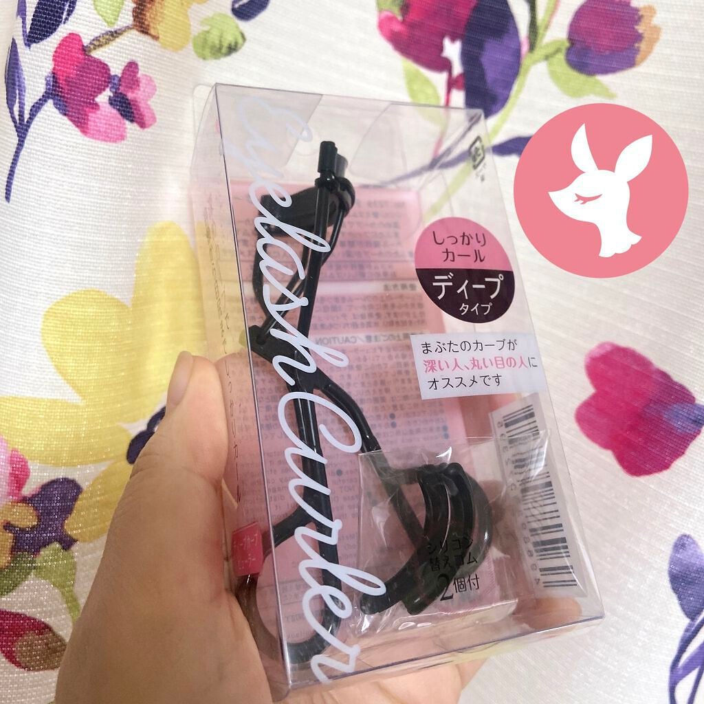 ディープビューラー|セリアの口コミ 超優秀!100均で買えるおすすめビューラー!セリアにて購入しました。 黒いビューラーがおしゃれに見えて