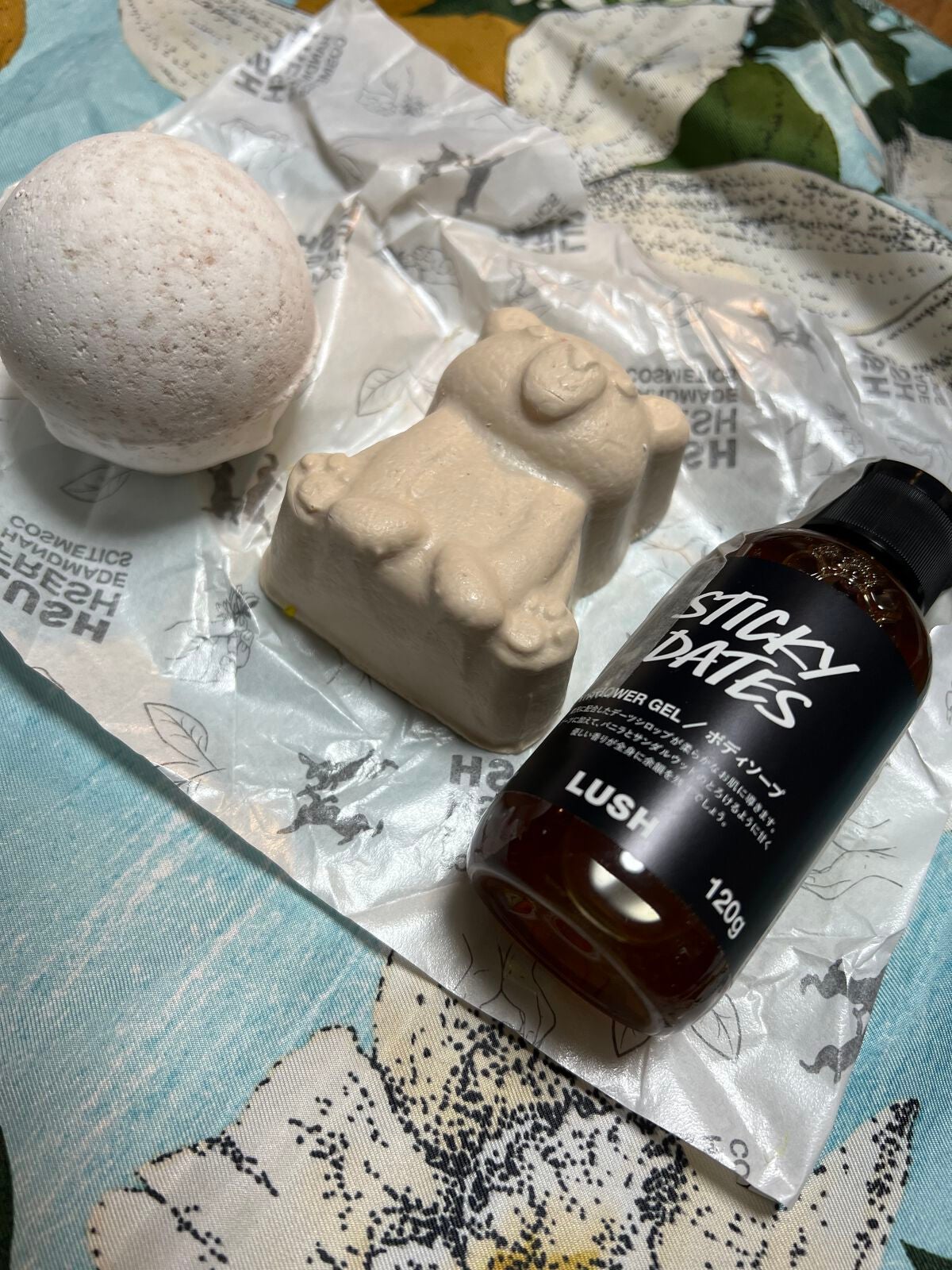 ラッシュのインバスケア バターボール&スティッキー フルーツ&スノーベアを使った口コミ 妹から誕生日プレゼントにlushを頂きました。 By