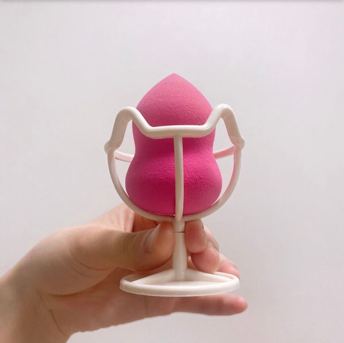 3dパフスタンド|セリアの口コミ 超優秀!100均で買えるおすすめ化粧小物!セリアの3dパフスタンド! プラスチック製なので、ちょっと