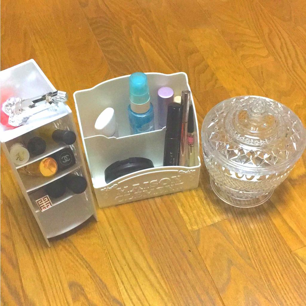 コスメ収納|daisoの口コミ 超優秀!100均で買えるおすすめ化粧小物!ダイソーの収納紹介です💕 一番左がペンスタンドで、リップを入れて