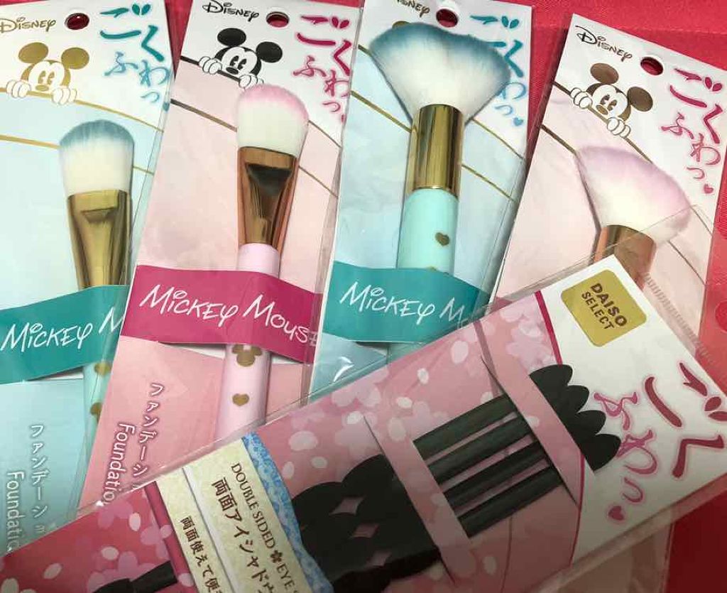 ごくふわっ ミッキーブラシ|daisoの口コミ 超優秀!100均で買えるおすすめメイクブラシ!ダイソー ごくふわっディズニー By V