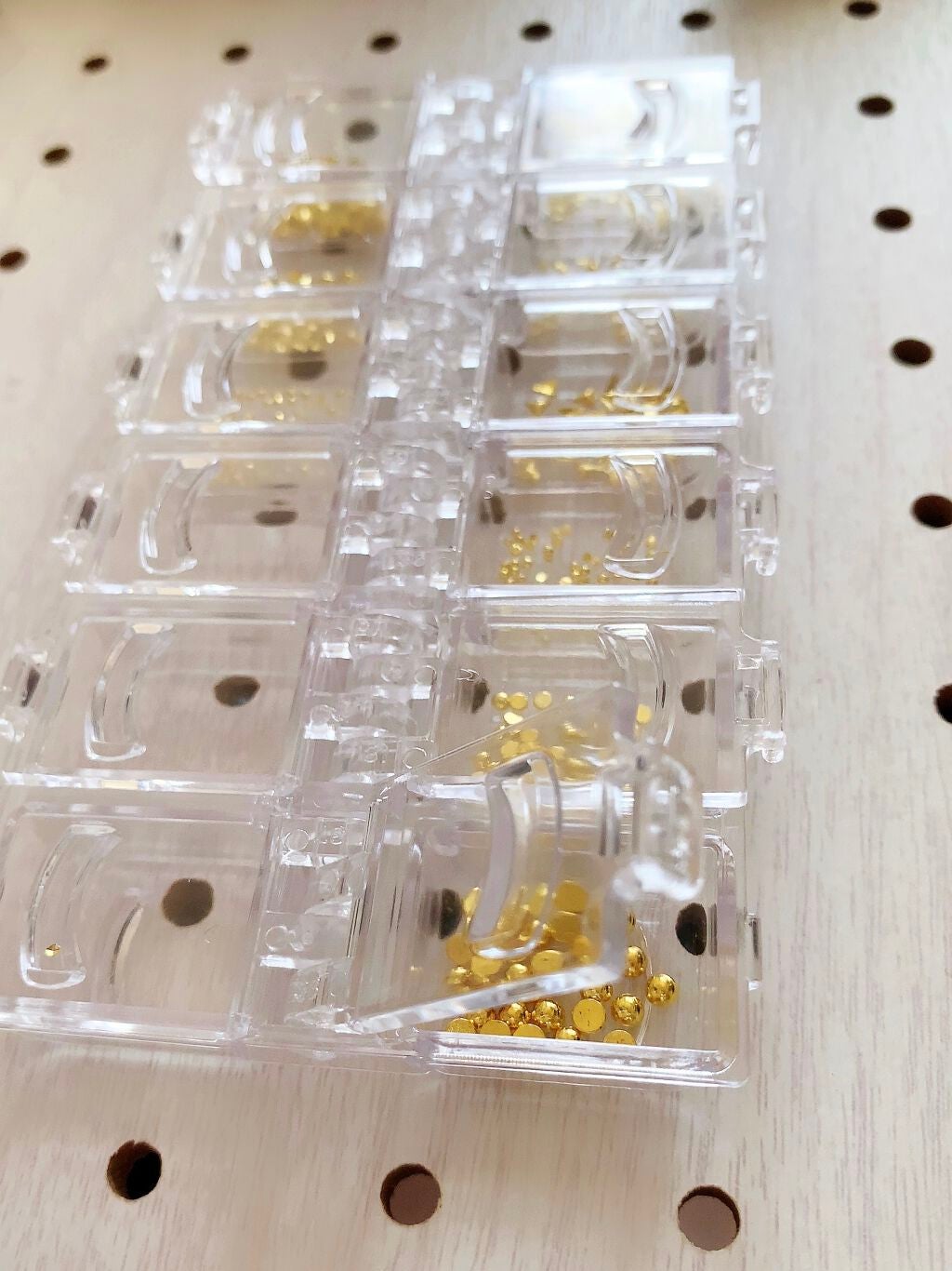 デコパーツケース 12マス(1コマづつ開けて使用可能)|セリアの口コミ 超優秀!100均で買えるおすすめコスメ!⭐️デコパーツケース 12