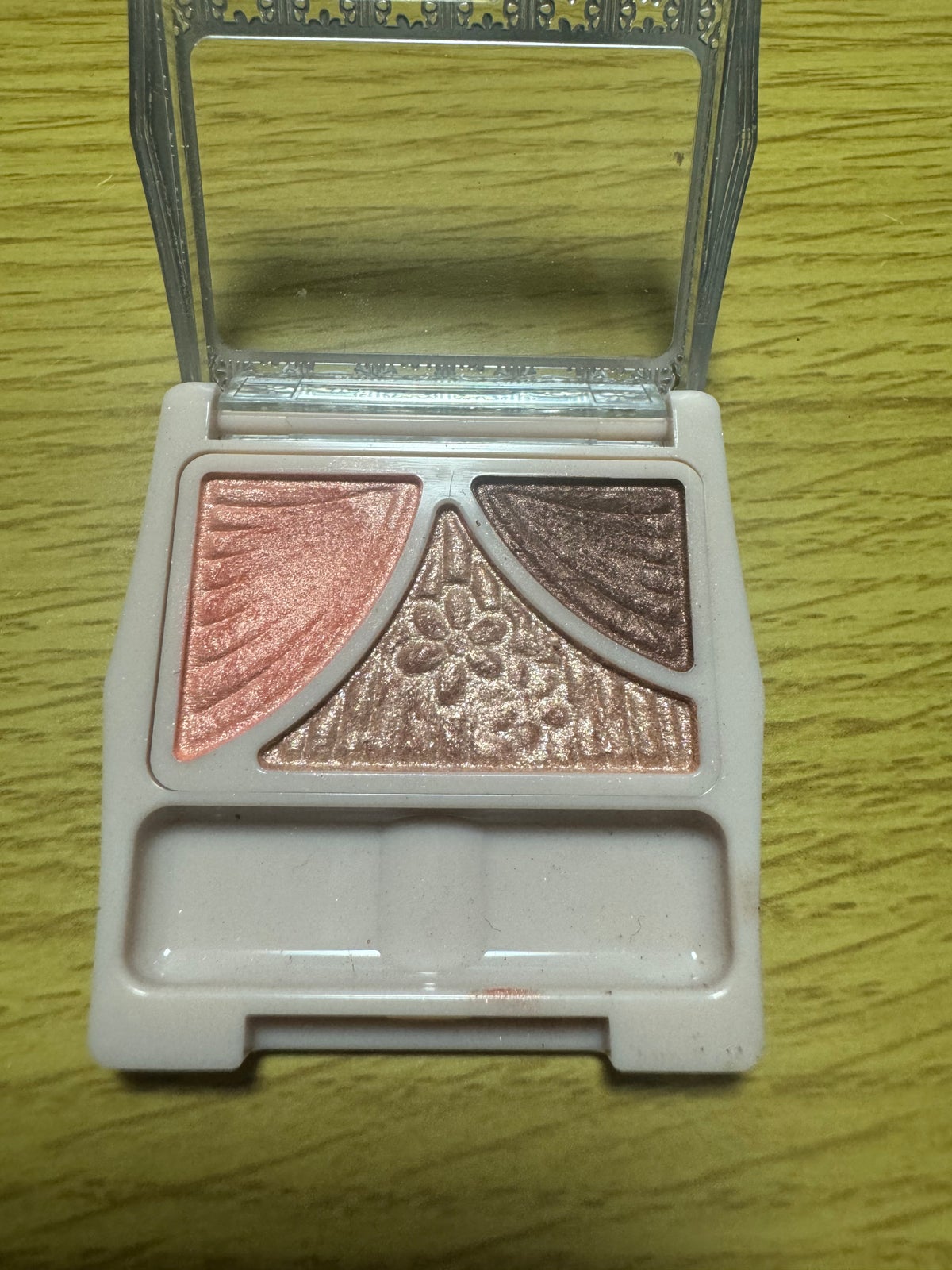 ジューシーピュアアイズ|キャンメイクの口コミ イエベ春におすすめのパウダーアイシャドウ!キャンメイク ジューシーピュアアイズ06 By