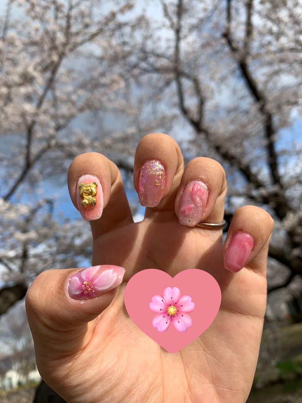 セリア・nailtown・ネイルタウン・daisoのネイル・ネイルケアを使った口コミ「左手は桜〜🌸 ・親指 濃いピンク〜薄いピンクを使って