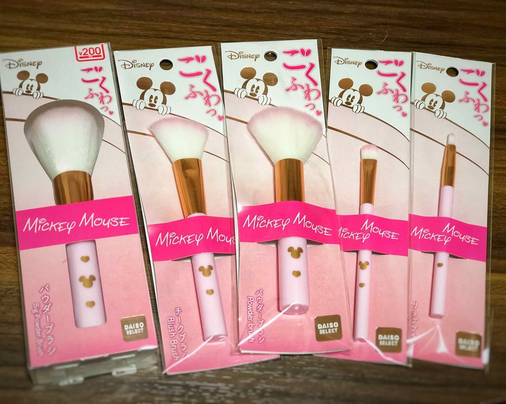 ごくふわっ ミッキーブラシ|daisoの口コミ 超優秀!100均で買えるおすすめメイクブラシ!【ダイソー】 ミッキーのごくふわっメイク