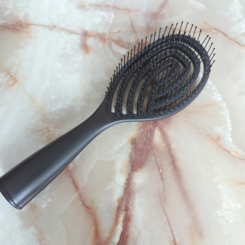 乾きやすいブローブラシ|daisoの使い方を徹底解説 超優秀!100均で買えるおすすめヘアブラシ!【使った商品】 Daiso 乾きやすい