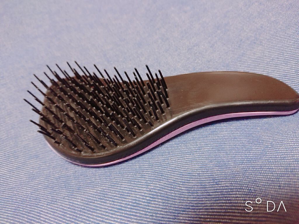 立体ヘアブラシ(コンパクト)|daisoの口コミ 超優秀!100均で買えるおすすめヘアブラシ!通常のくしなら、通すだけで髪の毛をブチブチ