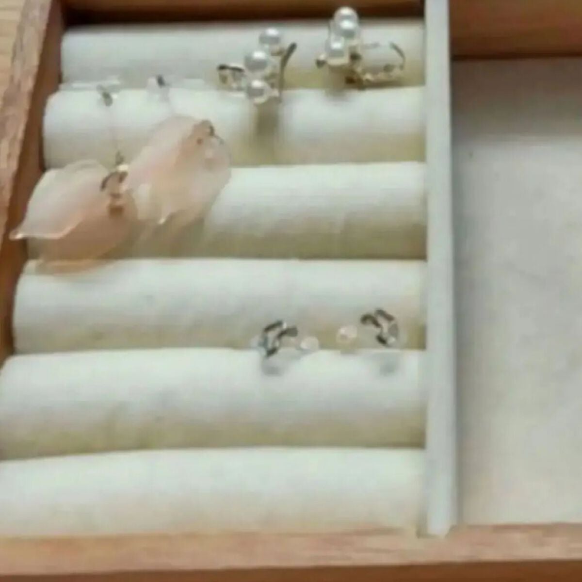 アクセサリートレイリング・ピアス収納|daisoの口コミ 超優秀!100均で買えるおすすめコスメ!daiso アクセサリートレイ By