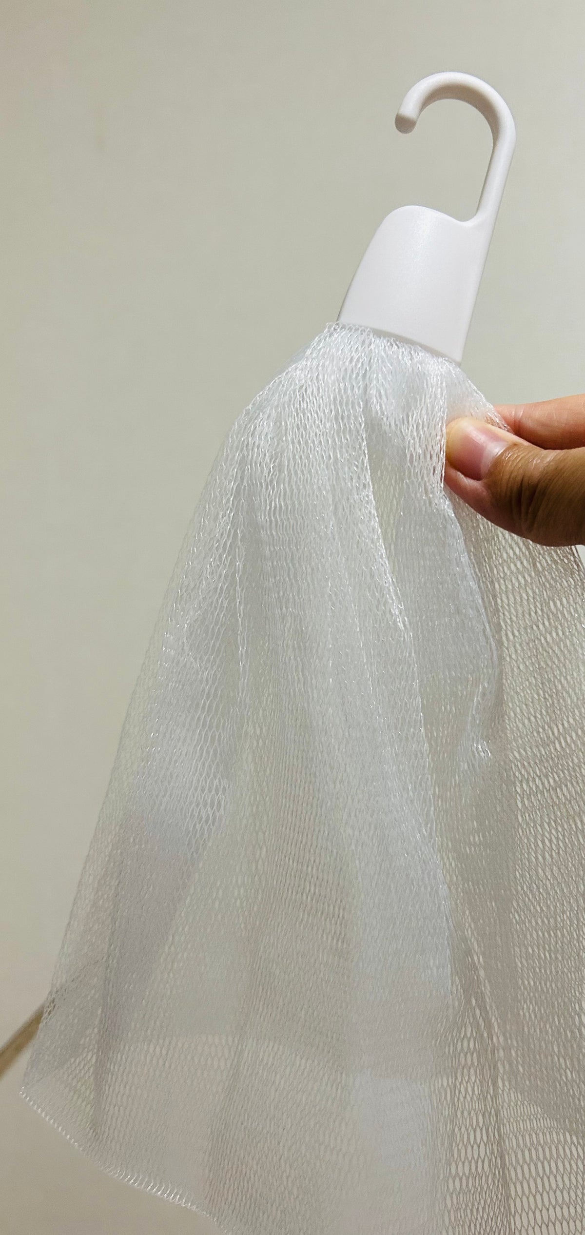 洗顔泡立てネット|セリアの口コミ 超優秀!100均で買えるおすすめスキンケアグッズ!セリア 洗顔泡立てネット。税込110円。ロングタイプ