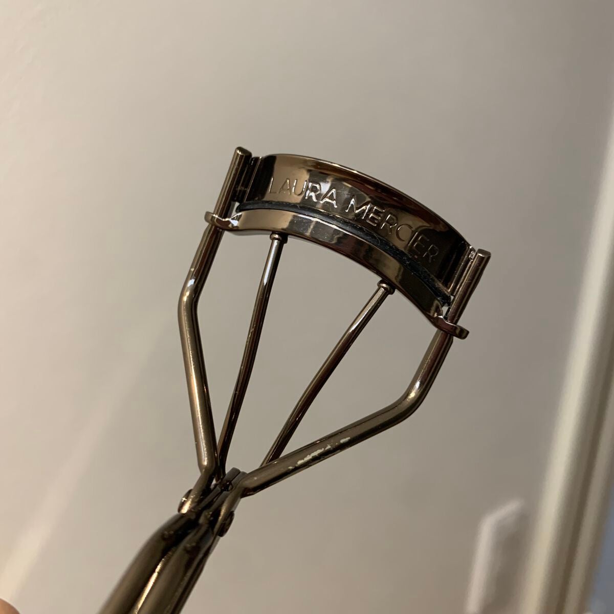 Three・ローラ メルシエのビューラーを使った口コミ ローラメルシエ アーティストアイラッシュカーラー By ちゃめこ混合肌30代