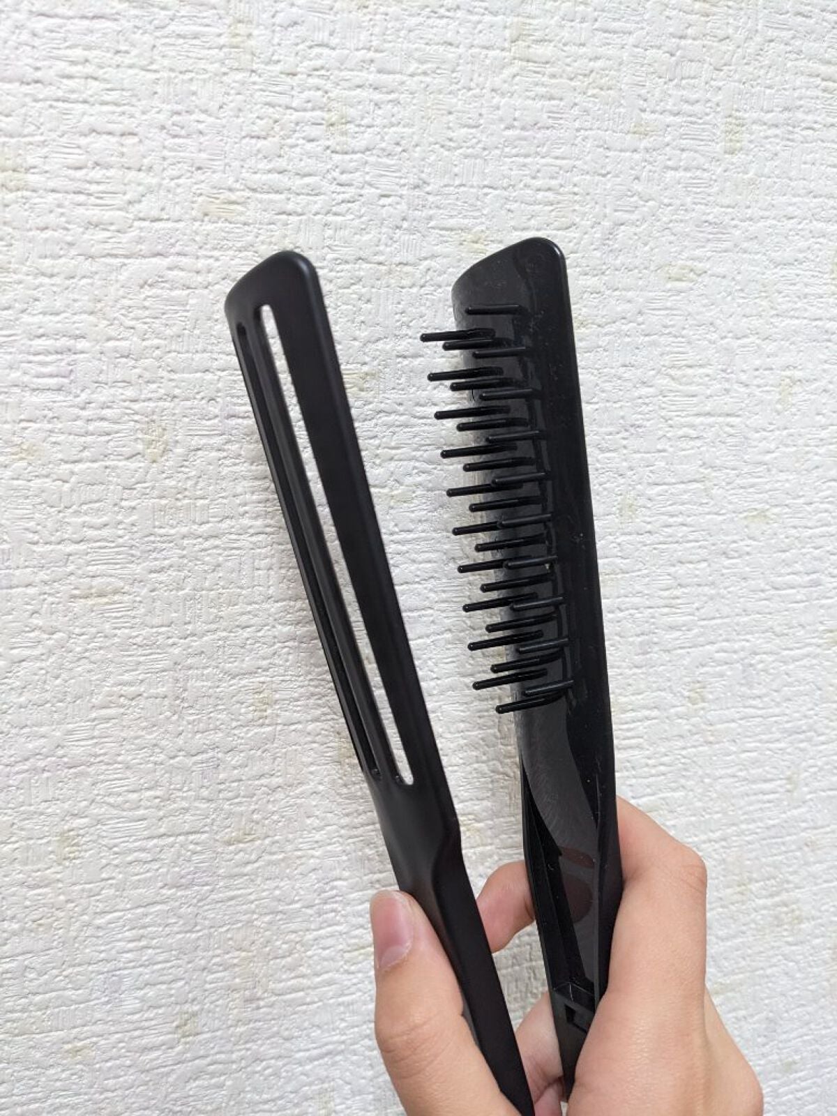 あなたはどっち派?daiso・セリアのヘアブラシを徹底比較! ⚠2つ目はセリアのブロー用ストレートブラシということになっていますが、 By