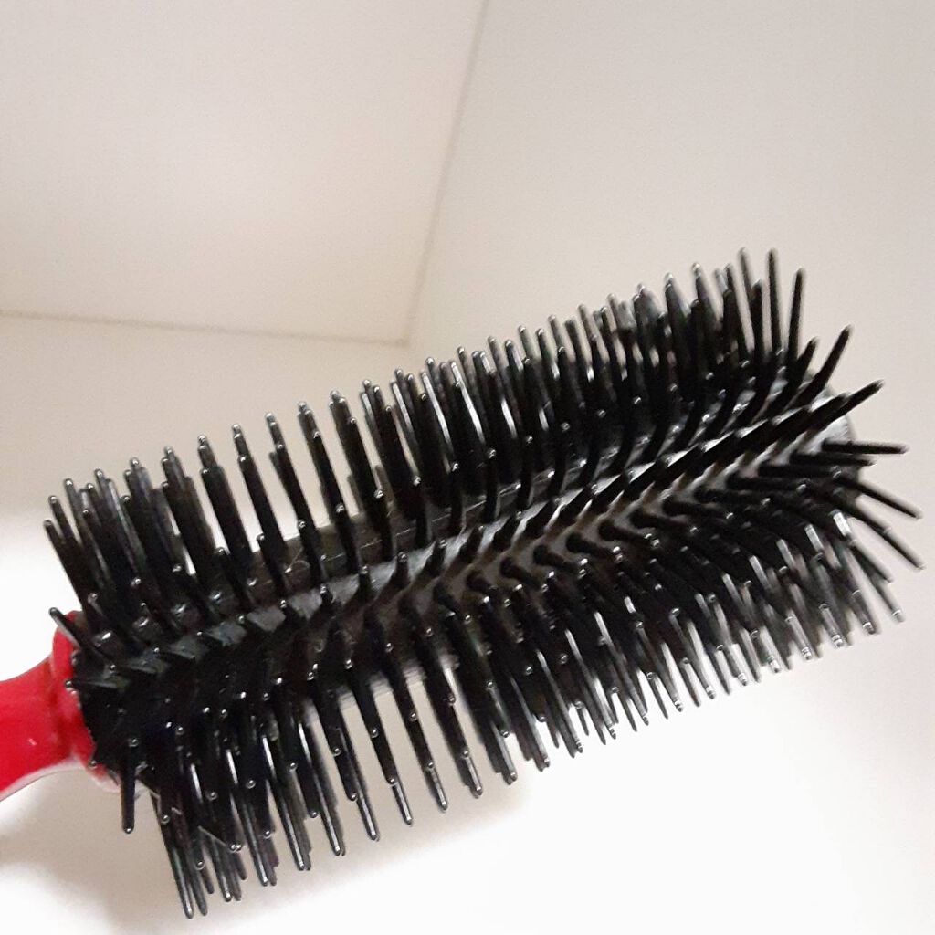 椿ロールブラシ|daisoの口コミ 超優秀!100均で買えるおすすめヘアブラシ!110円でふんわり♡優秀ロールブラシ / By うさうさ