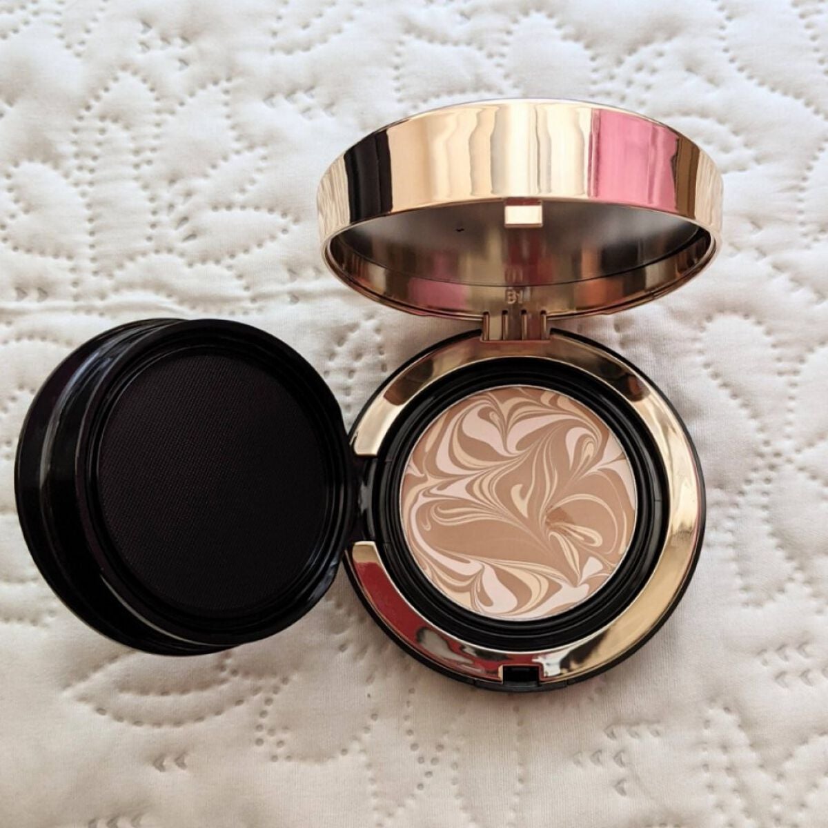 Signature Essence Cover Pact |age20sの口コミ 1億3000万個完売👑 マーブル模様が目を引く