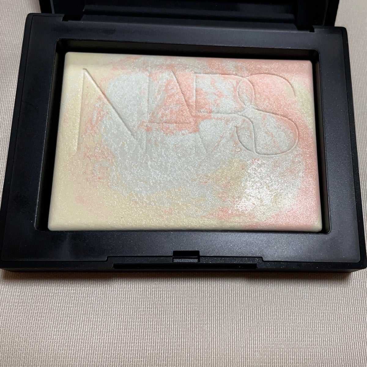 【限定プレストパウダー】ライトリフレクティング プリズマティックパウダー|narsの口コミ ヘビロテ確定 【商品】 By
