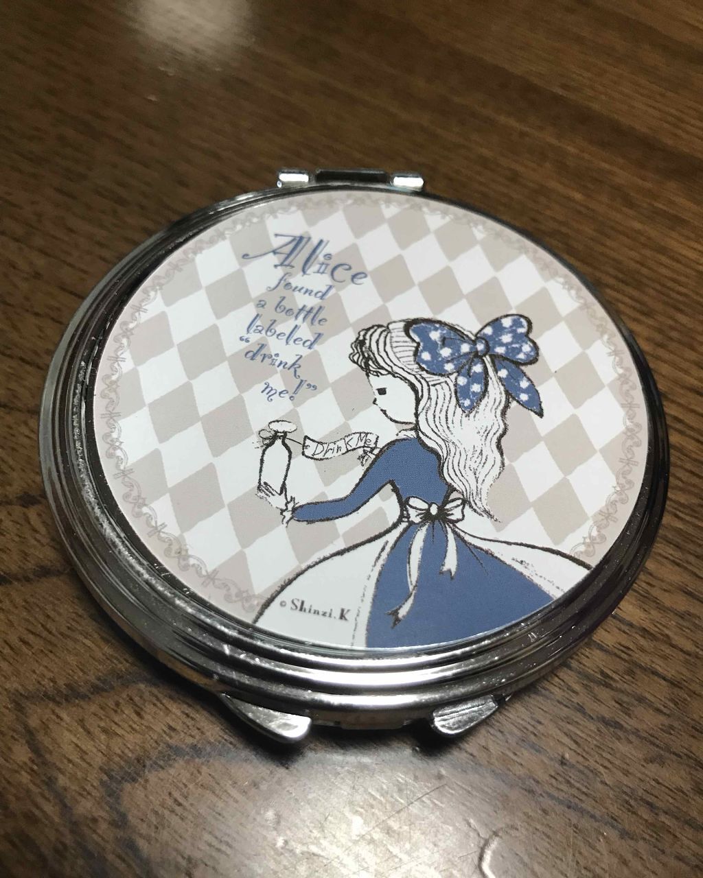 コンパクトミラーアリス|daisoの口コミ 超優秀!100均で買えるおすすめ化粧小物!ダイソー コンパクトミラー 【アリス👧】 By