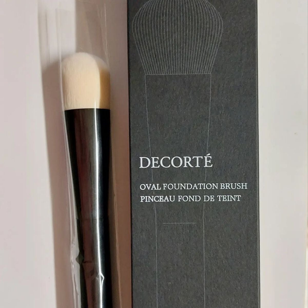 オーバル ファンデーション ブラシ|decortÉの口コミ リキッドファンデ用に購入。 ななめカットになっていて鼻まわりや細かい所も塗り